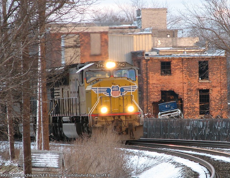 UP 3942 NS 17K just peaks around the corner